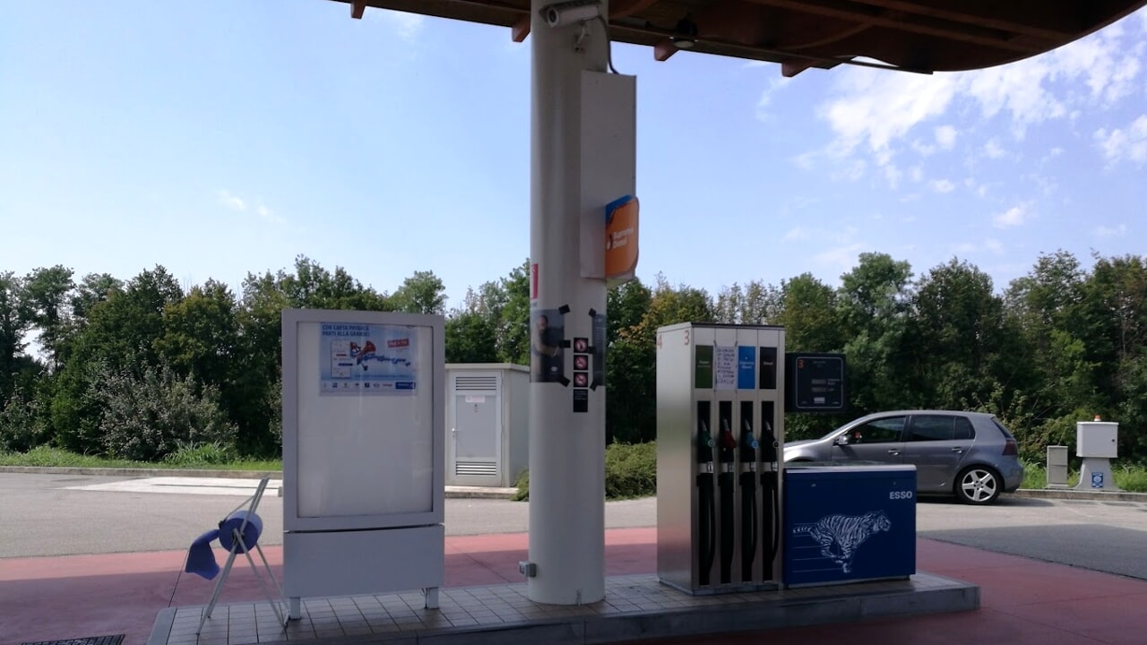 Salgono sull’auto del benzinaio e scappano con l’incasso di giornata ... Salgono sull’auto del benzinaio e scappano con l’incasso di giornata ...